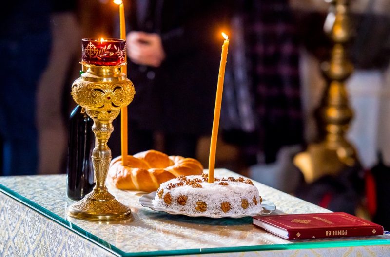 Moșii de vară: De ce se leagănă, la parastas, pomenile pentru cei ...