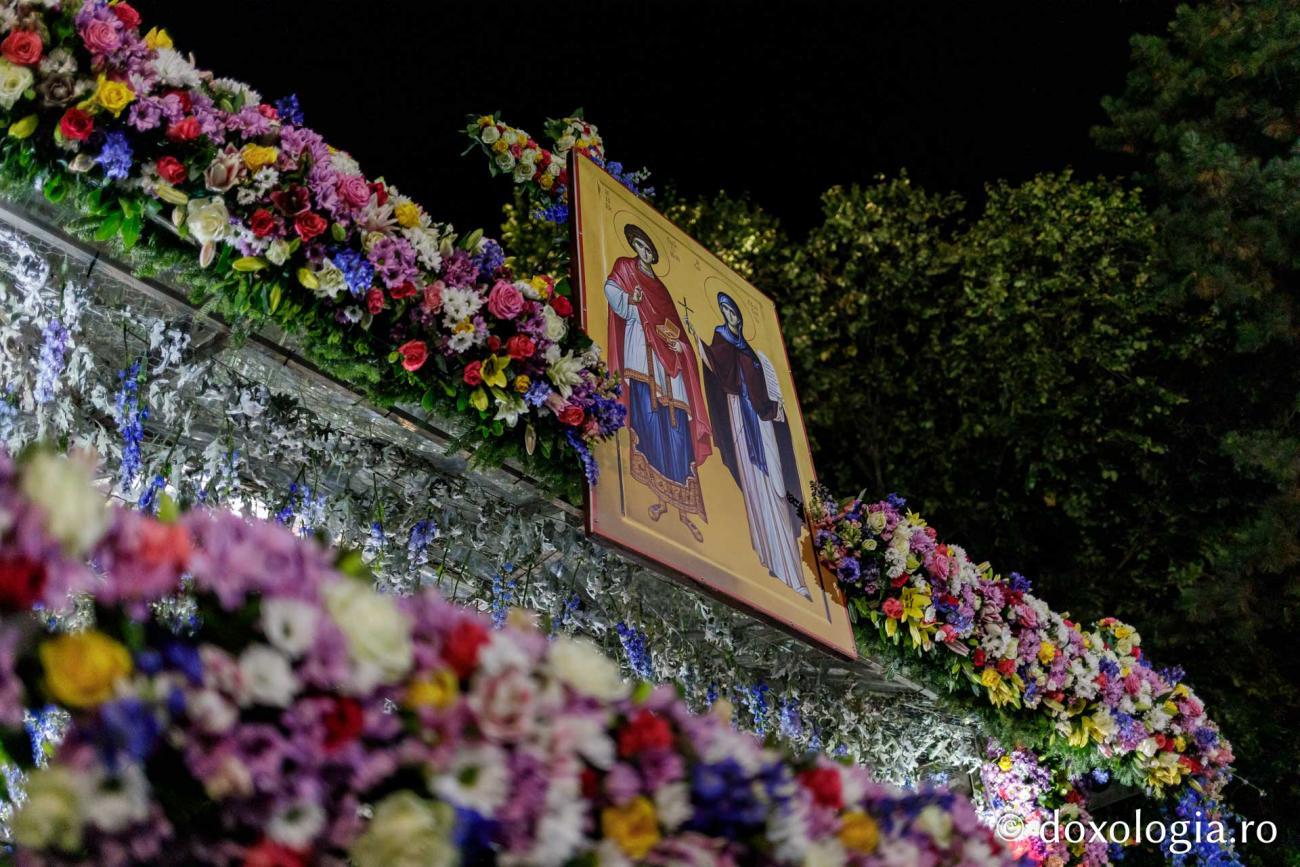 Ce au în comun florile de la baldachinul Sfinților Parascheva și ...